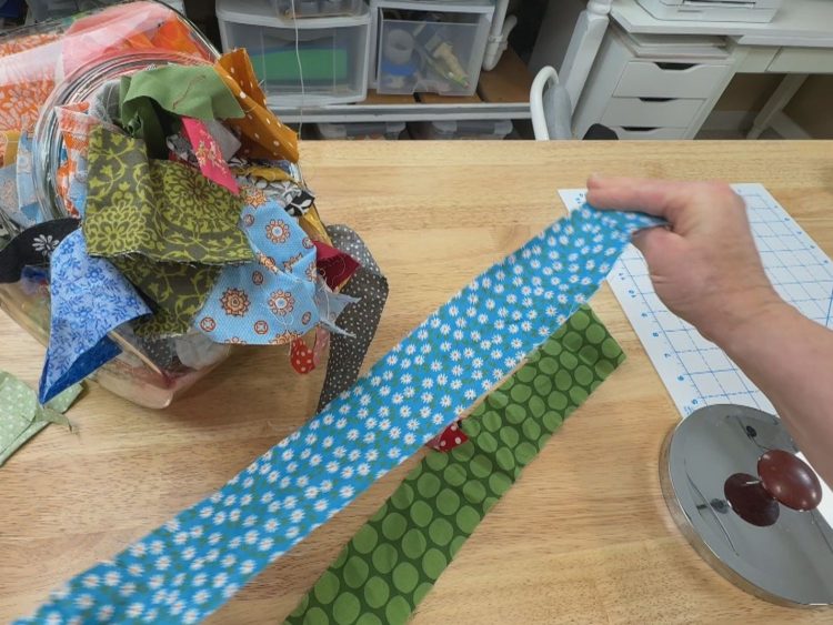 How To Make a Fabric Wristlet the Easy Way (10-Minute Scrap Busting ...